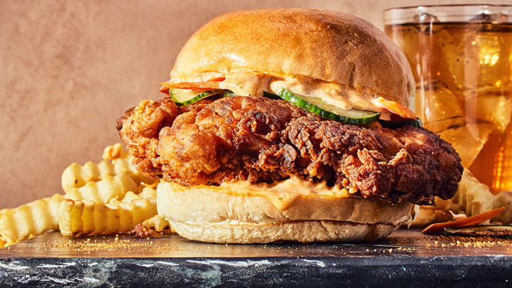 Sandwich au poulet frit dinspiration viet cajun | Club House pour les chefs