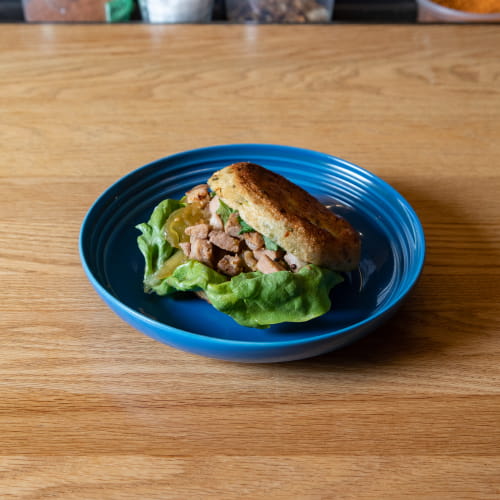 Porc braise epice sur pain de style baijimo avec trempette au piment de ...