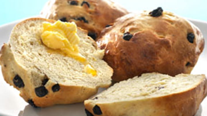 Saffron, Walnut and Raisin Tea Buns | McCormick Flavour Solutions