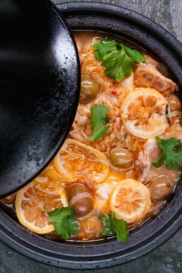 Pikantny tadżin z kurczaka z konserwowanymi cytrynami i oliwkami ...